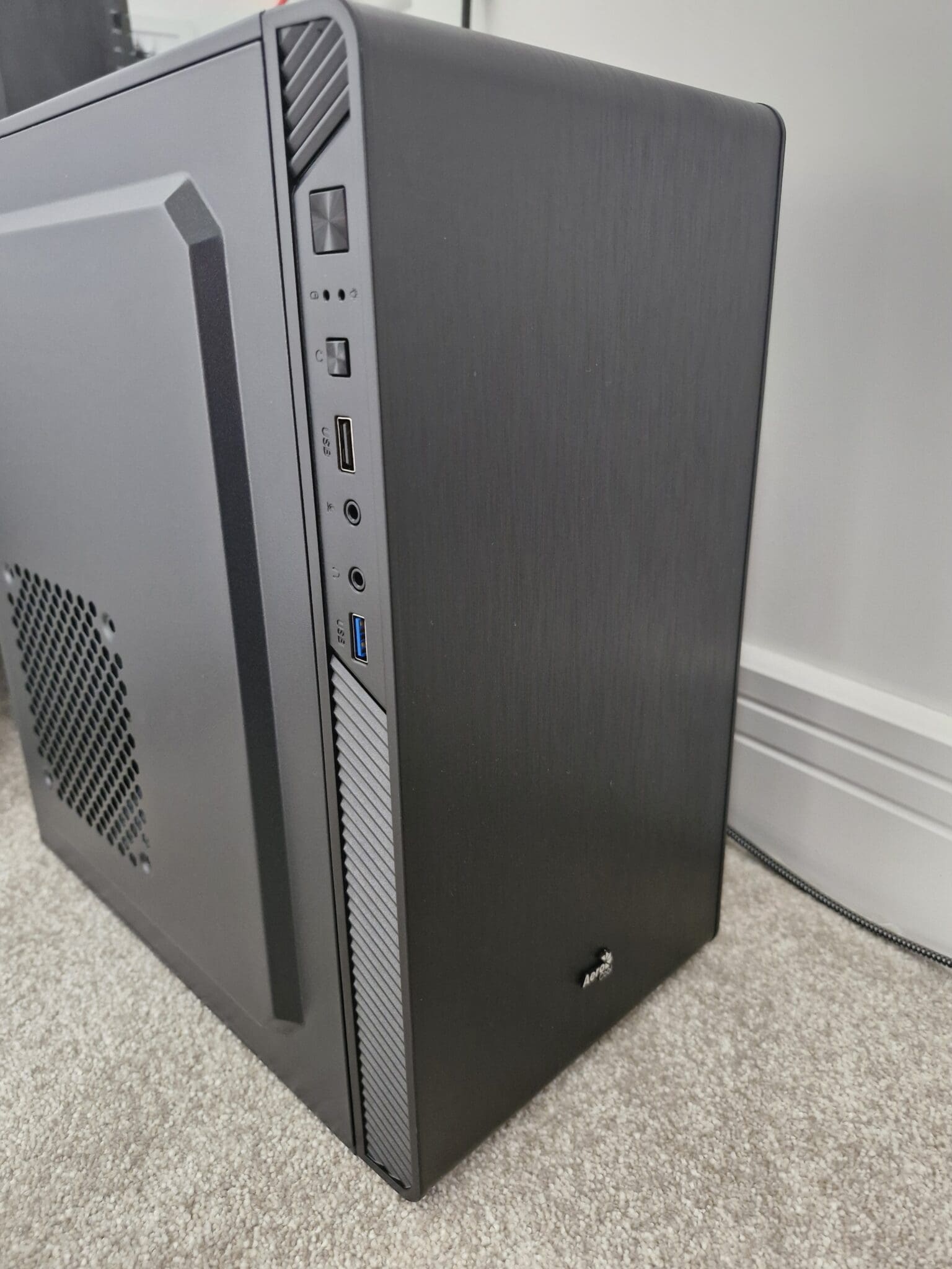 The BEST Compact Micro-ATX Case? (Aerocool CS-106 Review) - Tech Overwrite